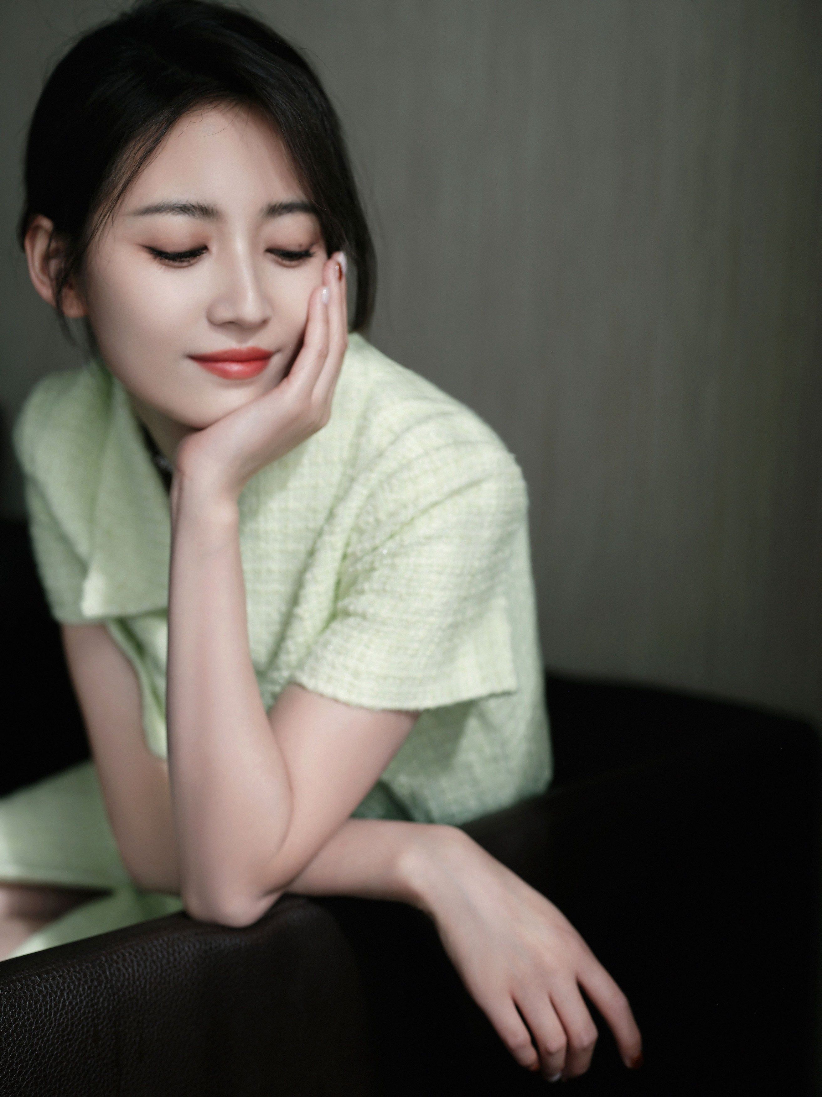 Chen Yuqi green dress sexy legs photo - iNEWS