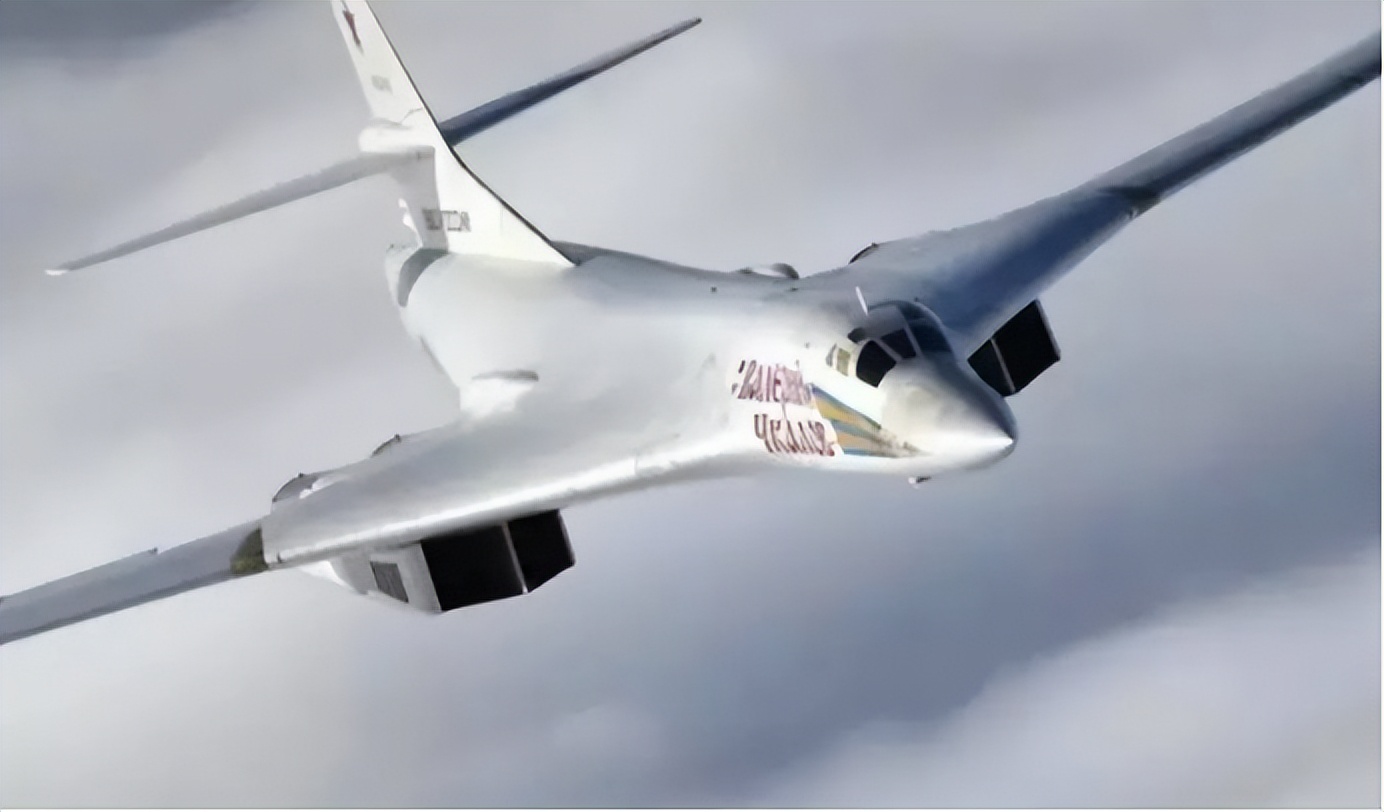 Russia's strongest bomber Tu 160, deployed on the opposite bank of ...