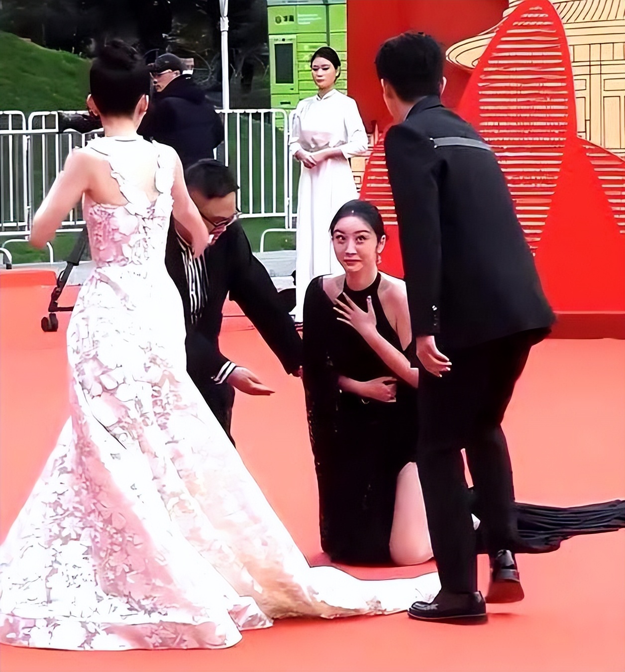 Chen Feiyu Zhou also had an amazing look on the red carpet, the woman ...