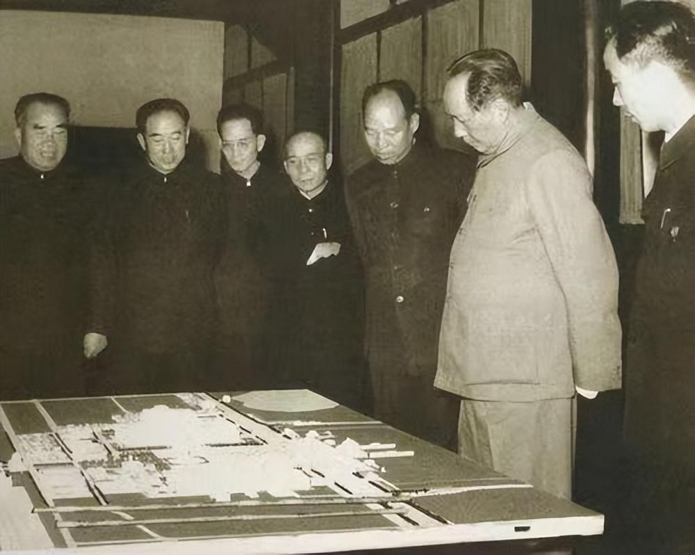 In 1986, when Bo Yibo went to the former residence of the great man, he ...