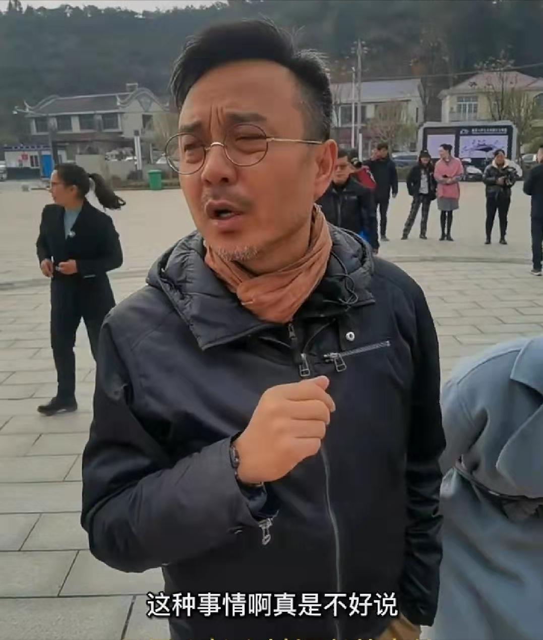 47-year-old Wang Han is now helping farmers in rural areas, with gray ...