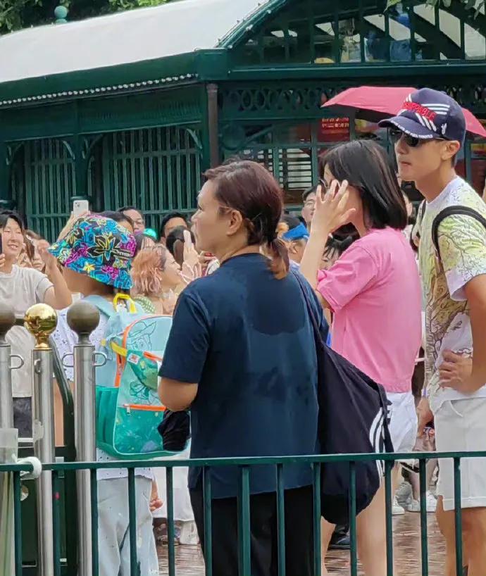A netizen ran into Wu Zun's family on a trip to Disney, and all the ...