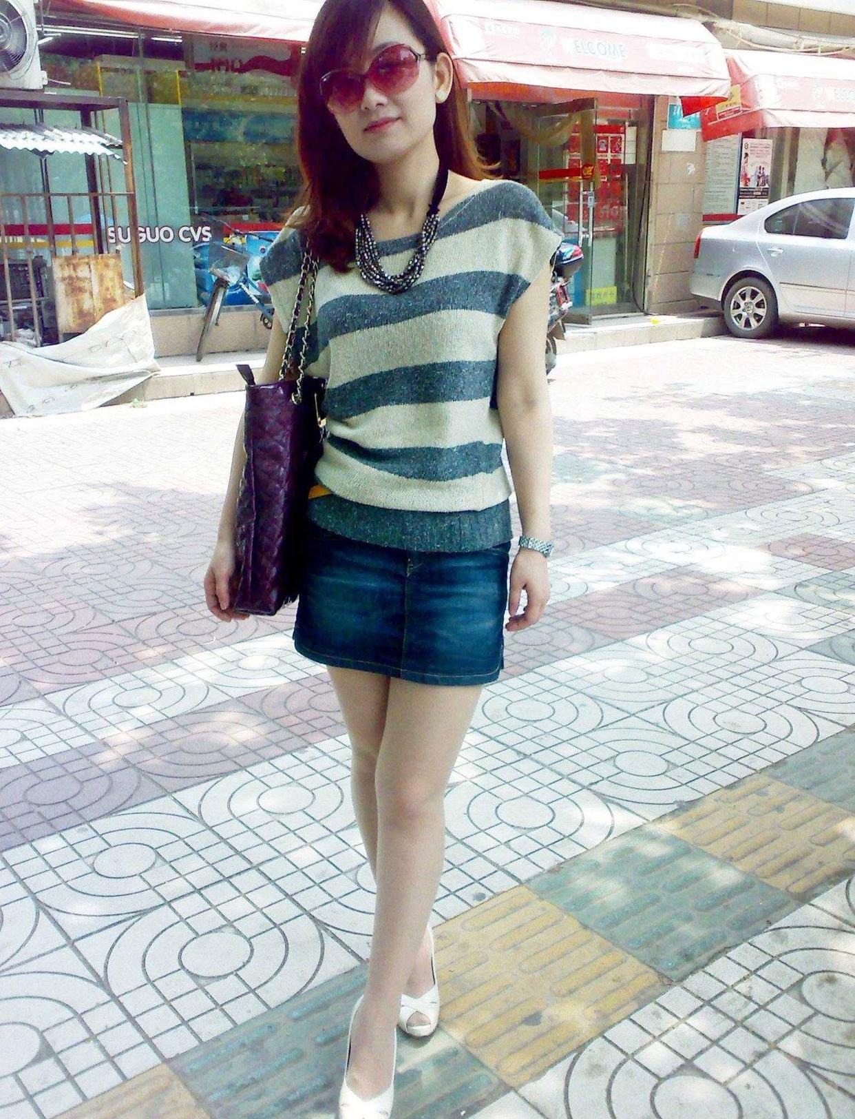The dark blue denim skirt makes the 42-year-old girl more charming - iMedia