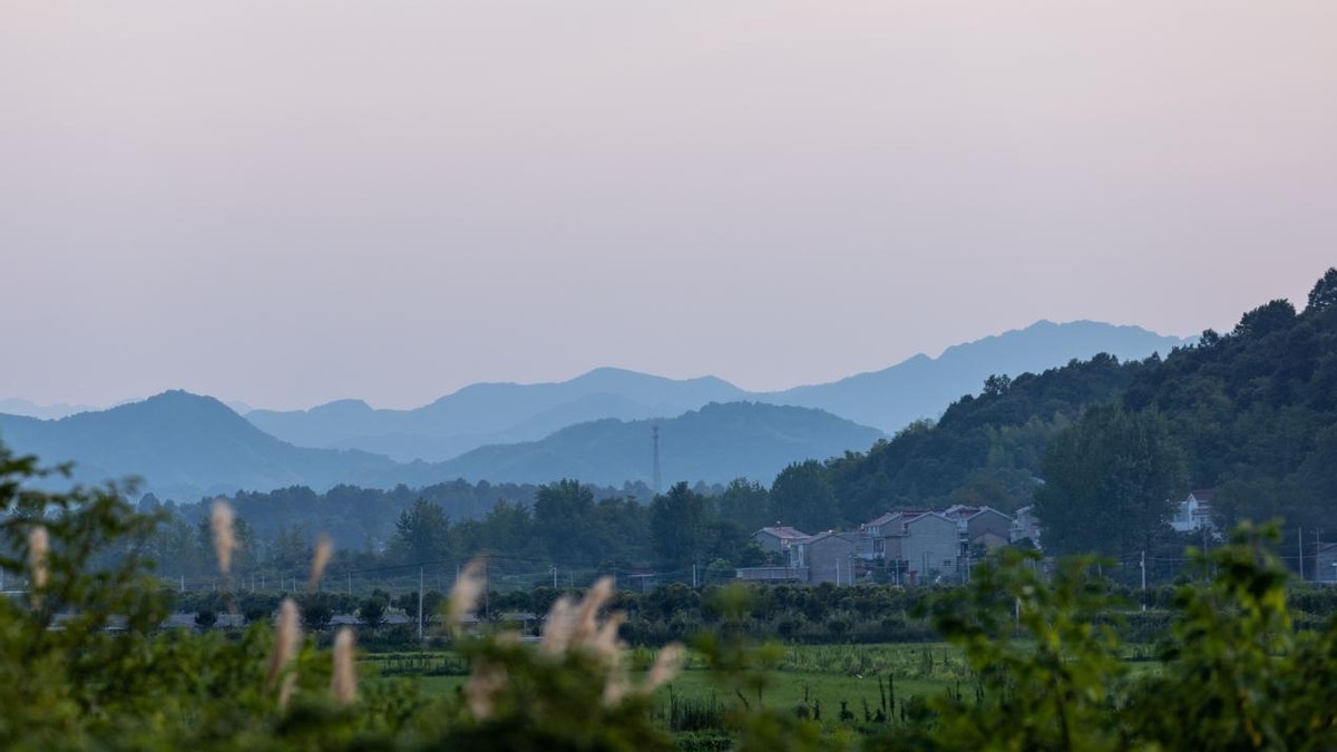 Travel by car, first encounter the 800-kilometer Dabie Mountain Scenic ...