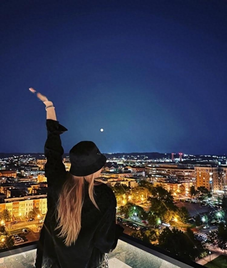 Li Meng accompanied her husband Zhang Long to the supermarket to buy ...