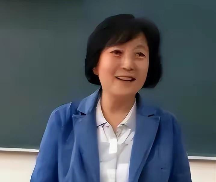Du Xian is still so beautiful at the age of 69, with no gray hair and ...