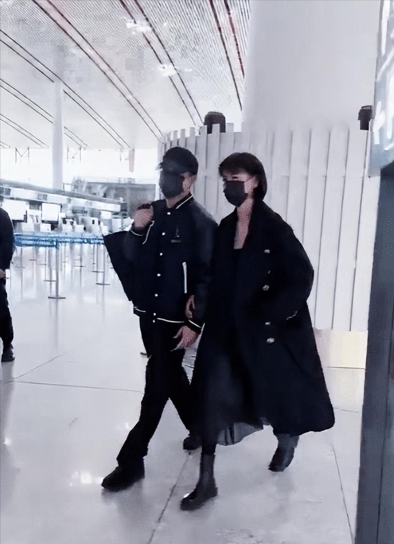 Dafang Fangxiu love!Hawick Lau and Li Xiaofeng walk to the airport hand ...