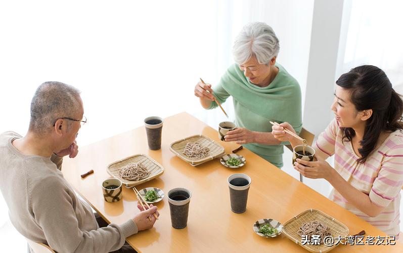 How should the elderly eat? Formal dining, rational consumption ...