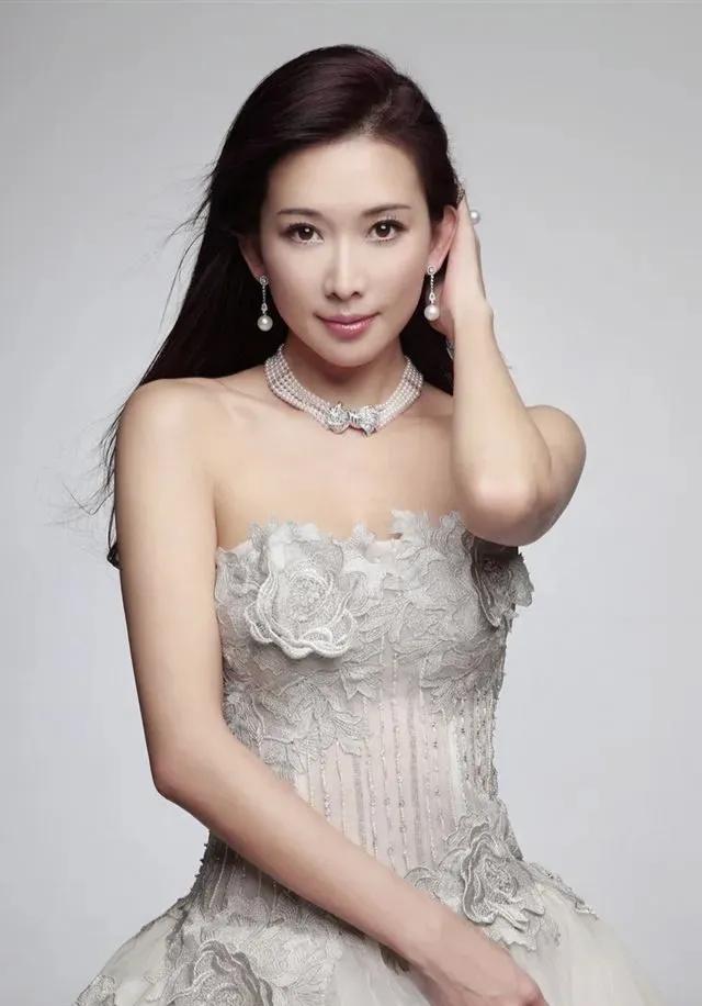 Lin Chiling appeared to play for a certain brand, her face changed ...