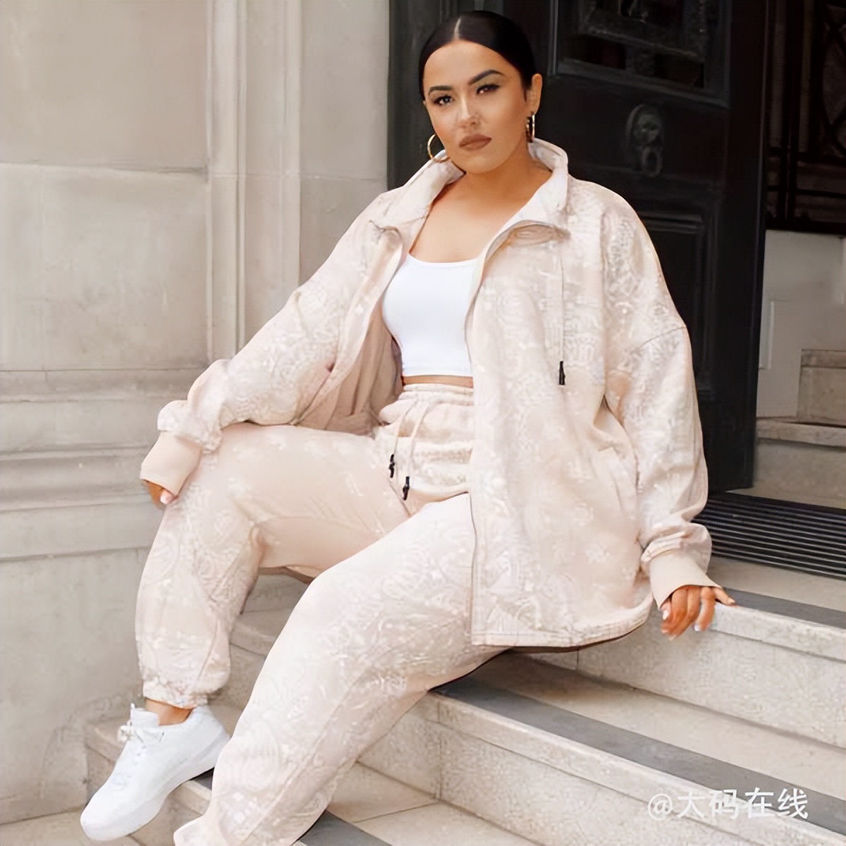 British plus-size model Amy De (Amie·Dev) - iMedia