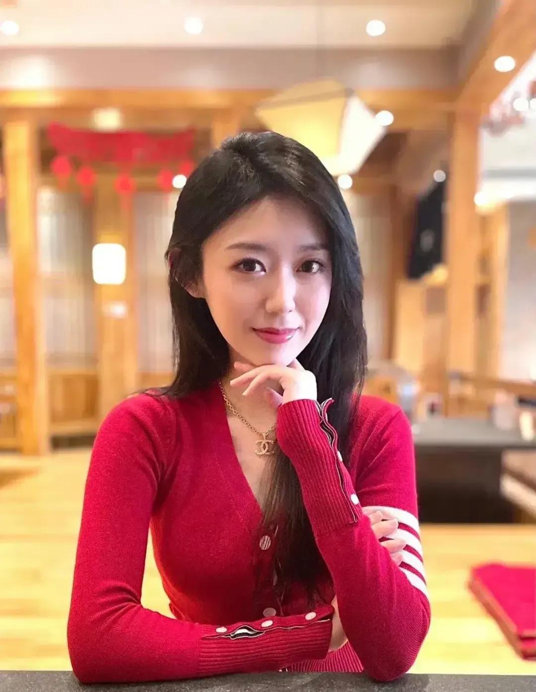 Sichuan Satellite TV beauty host Wu Ziyu - iNEWS