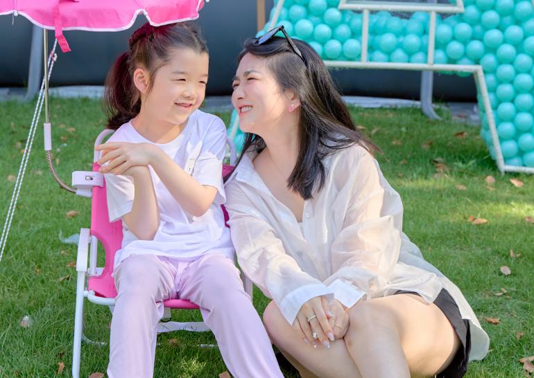 Wu Yating accompanies her son to experience farm work, and goes to the ...