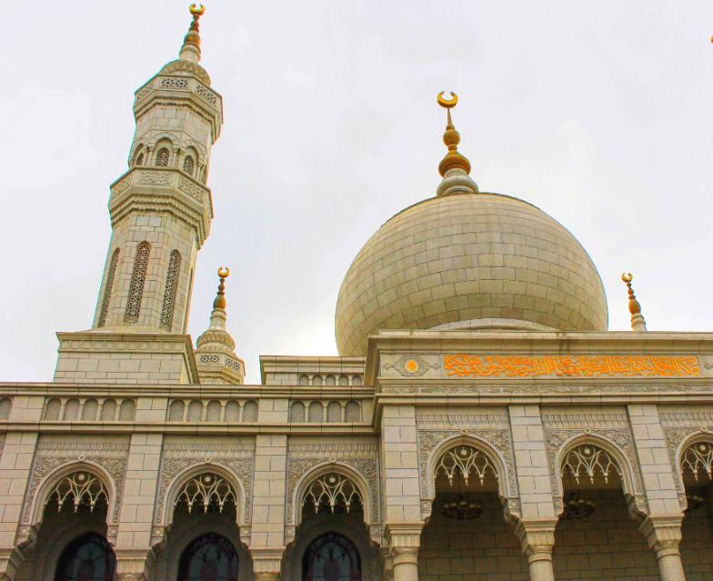 What is the architectural layout of medieval Islamic mosque ...