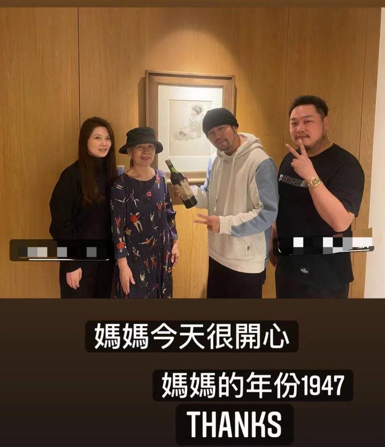 Jay Chou took a photo with his friends drinking red wine, his mother ...