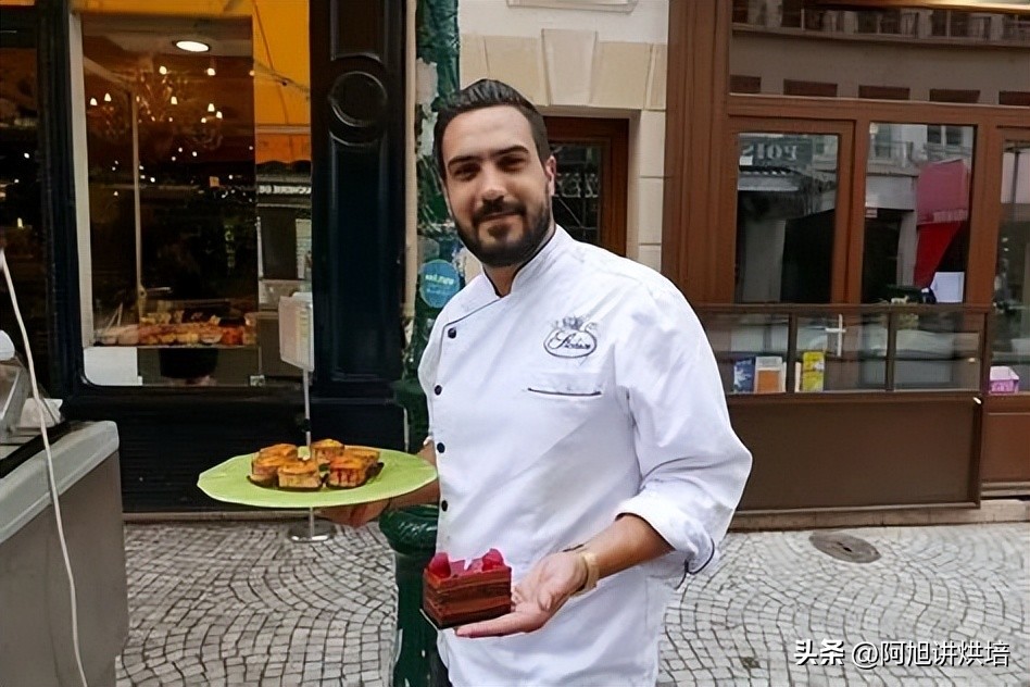 One catty of strawberries is used for a cake, and it is refreshing to ...