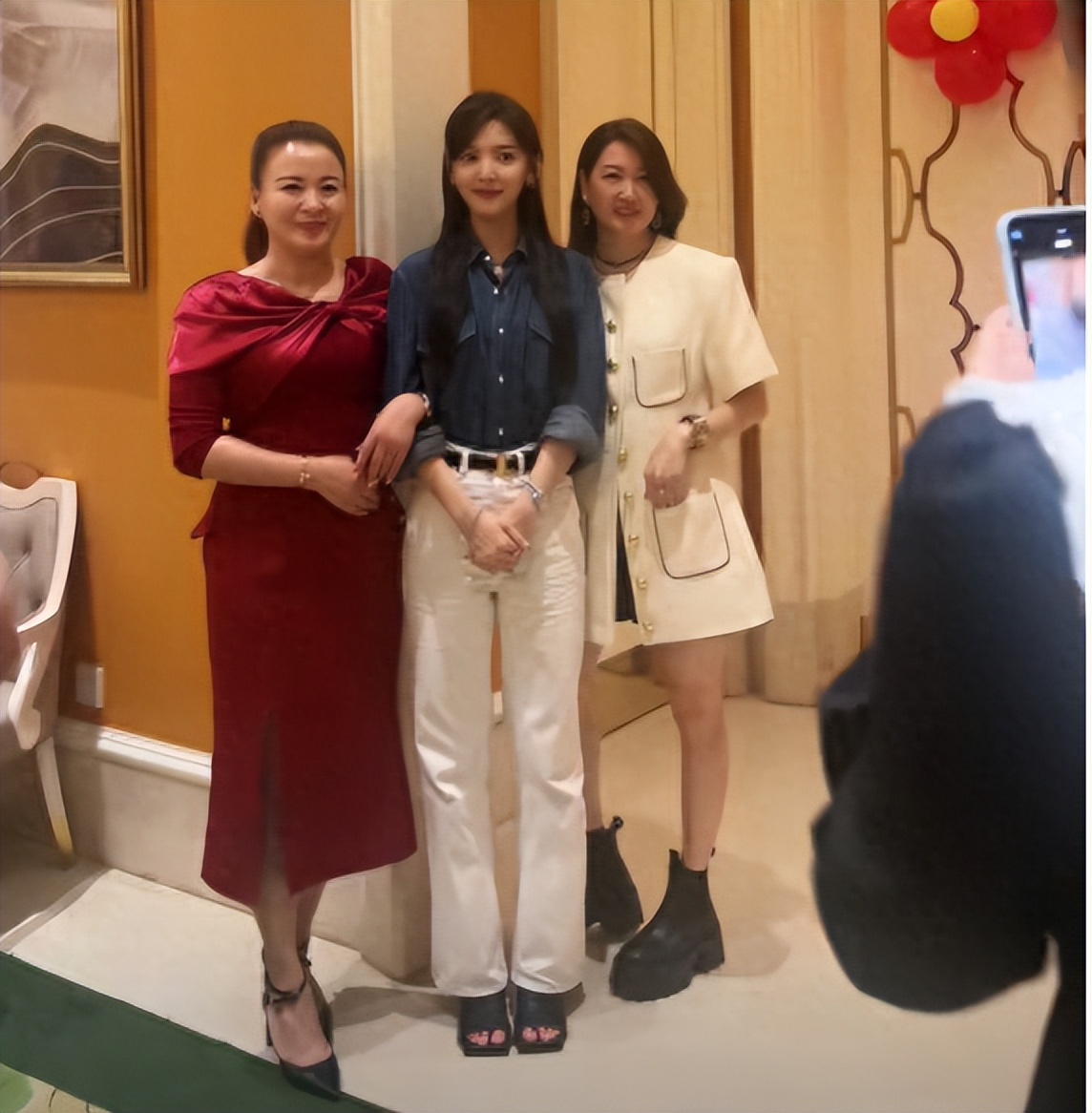 Actress Zhang Ruonan went home to hold her sister's engagement party ...