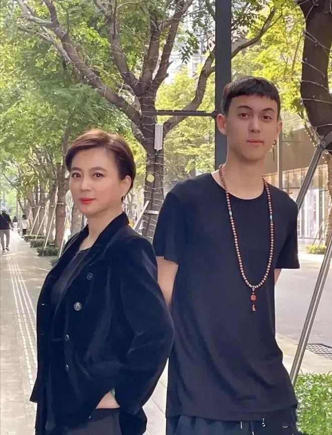 Li Lingyu and his mixed-race son are in the same frame. He is 190cm ...