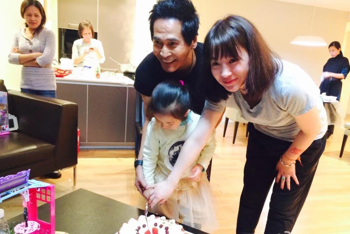 Qi Qin appeared in Changsha shopping mall, sang classic songs again and ...