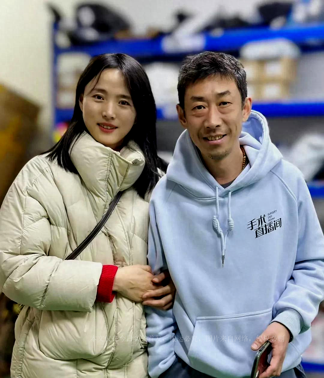 After The Knockout became popular, he took photos with fans. The ...