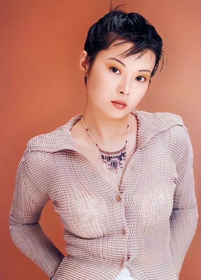 Forgot your liner? Yuan Li's hollow dress caused controversy, and Jin ...