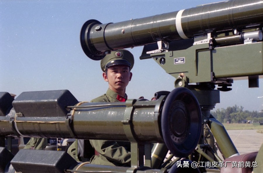 Rare old photos reproduce the 1984 Chinese military parade - iNEWS