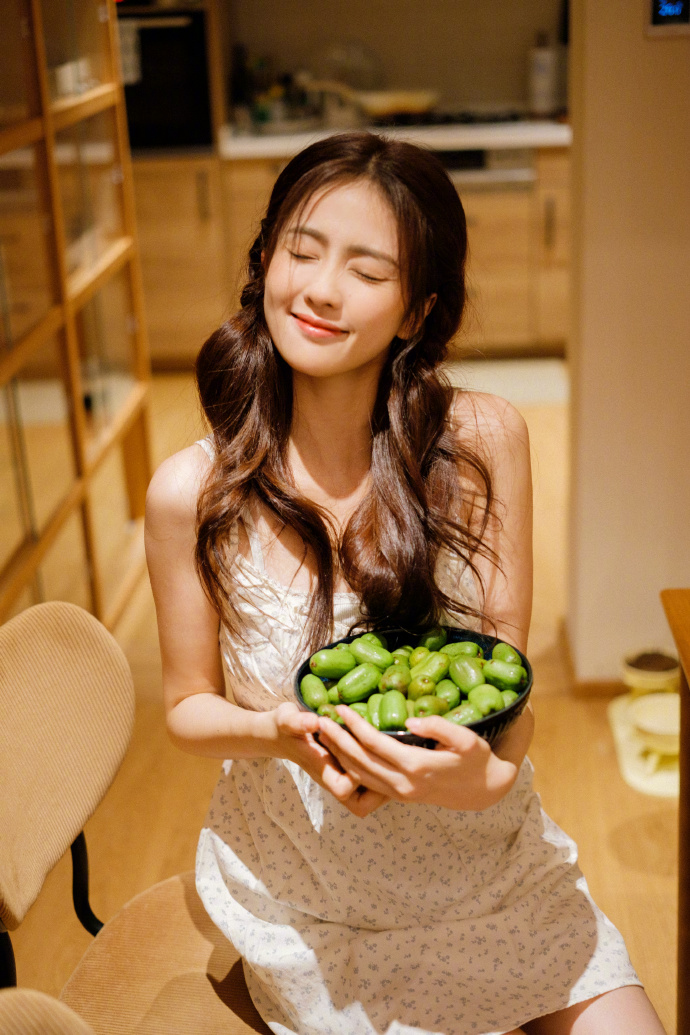 The white deer wears a floral skirt and double ponytails, so beautiful! The beauty of snow skin ...