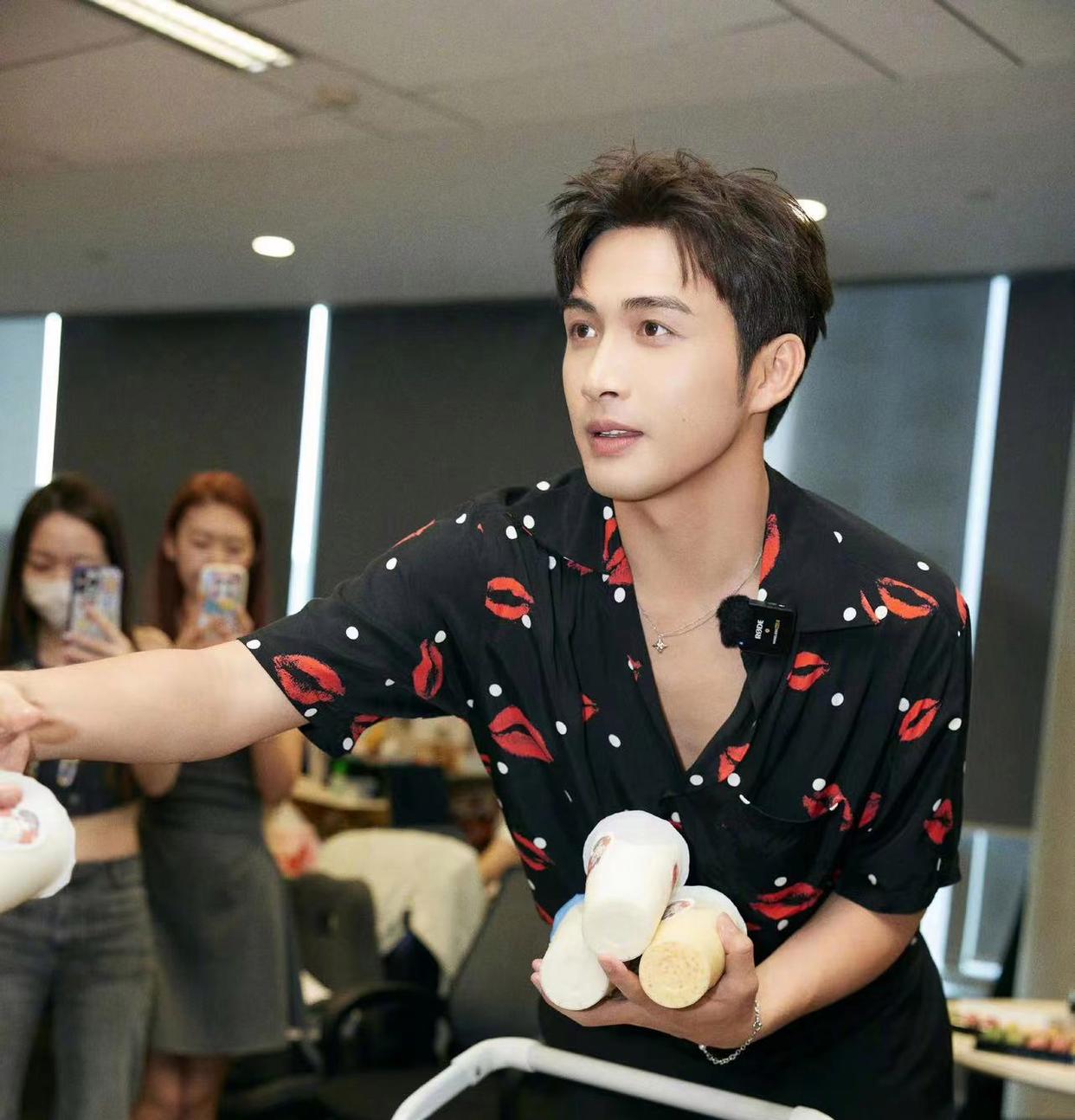 Zhang Binbin's "Three Points of the Wild" is on the air, Xu Yanshi is really on top, such a ...