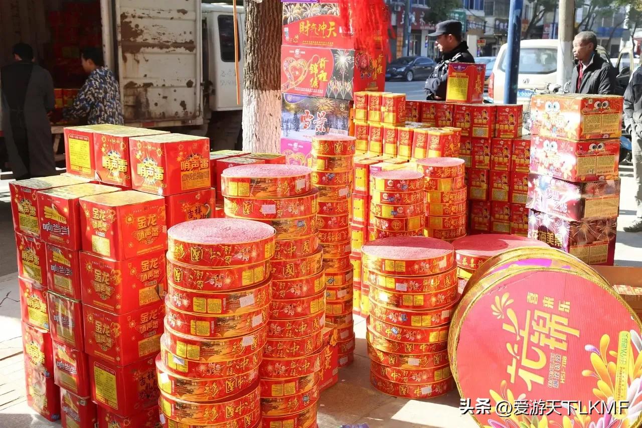 Setting off fireworks is a traditional Chinese folk custom, and it is ...