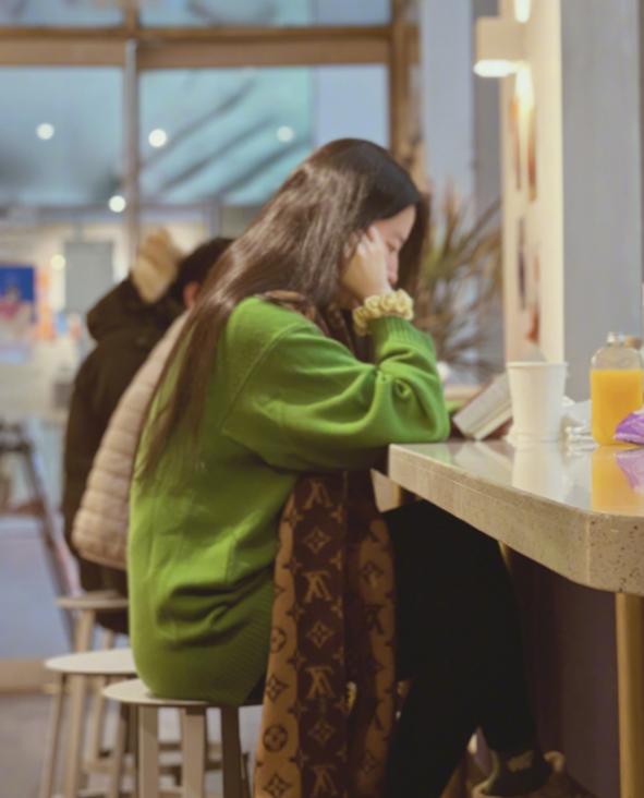 34-year-old Liu Yifei was photographed drinking coffee without makeup ...