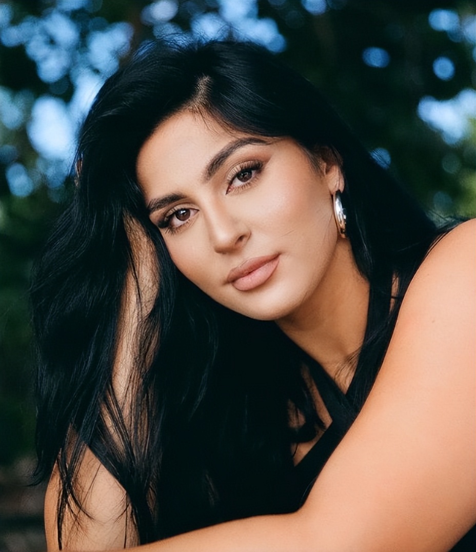 Greek Goddess Plus Size Model: Erifili Sfakianakis - iMedia