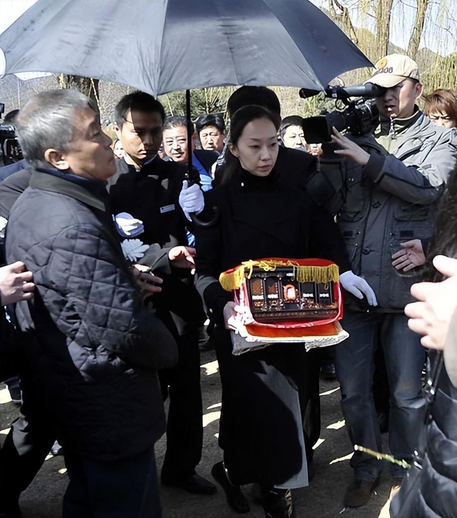 Hou Yaowen's cemetery cost 7 million yuan, Guo Degang led the crowd to ...