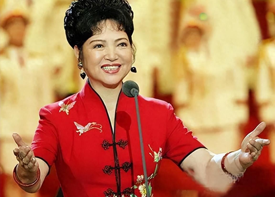 Four of the most popular male and female vocal duos in the 1980s, one ...