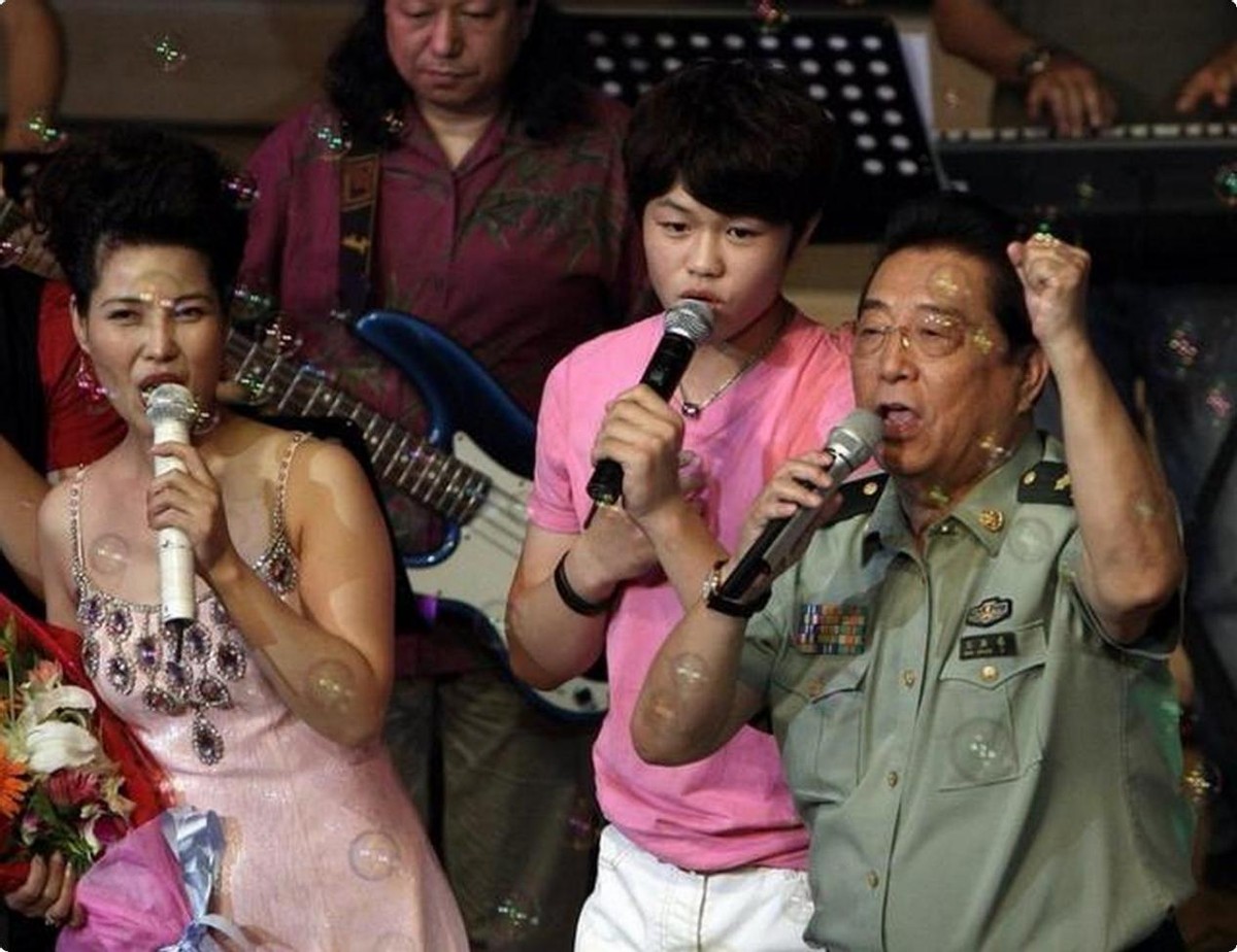 Li Tianyi's first group photo was revealed after he was released from ...