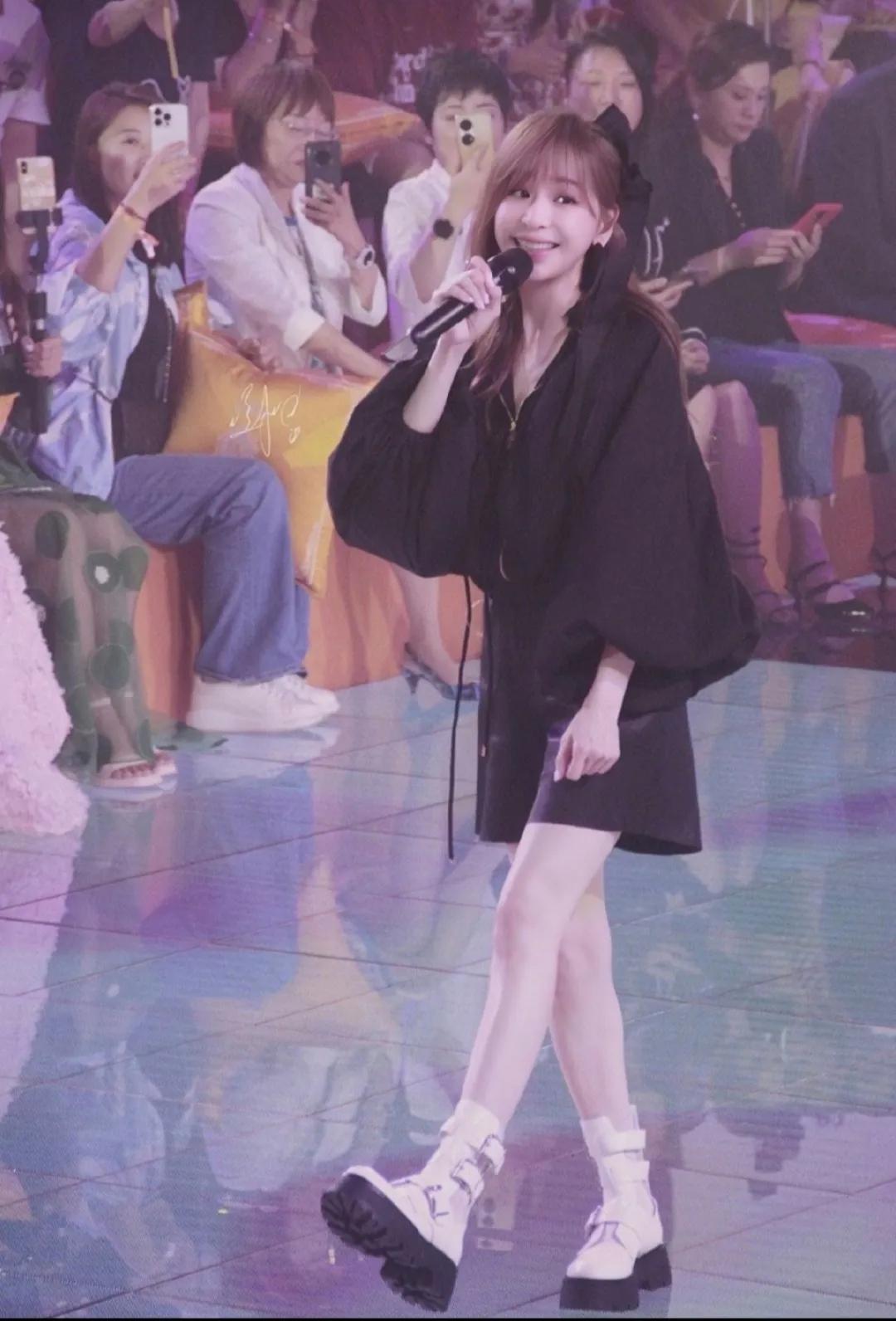 Wang Xinling became popular again after singing and eating ribbons - iNEWS