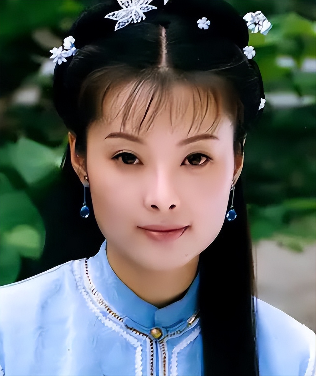 50-year-old Yuan Li appeared in a slum in a gorgeous dress. His face ...