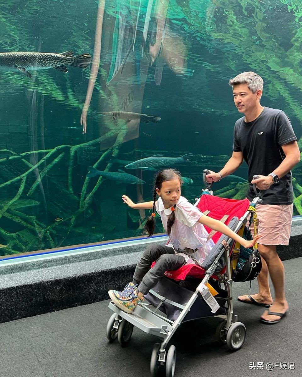 Zhong Liqi's family of four traveled abroad together for the first time ...