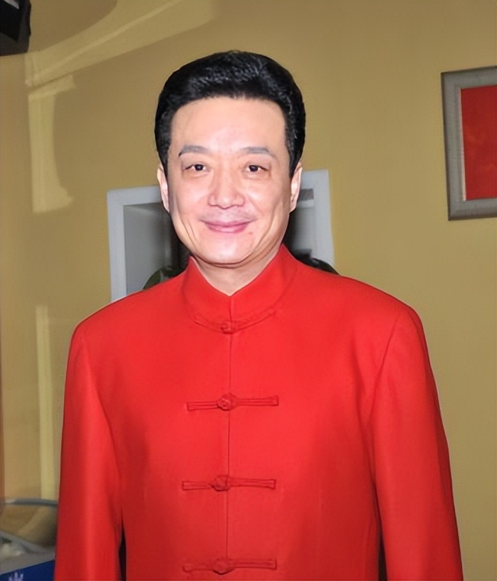 Crosstalk actor Wang Ping passed away at the age of 51, leaving his ...