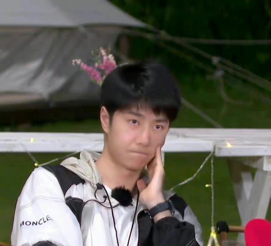 The picture of the "long" flower on Wang Yibo's head made everyone ...