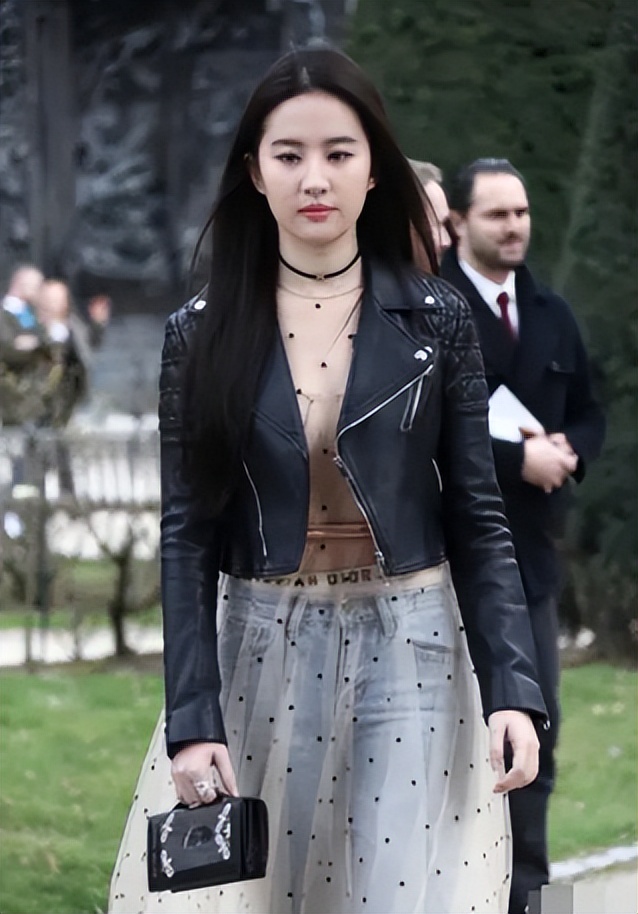 Stars participate in Milan Fashion Week, Xiao Zhan Airport maintains order, Zhang Jiani, Liu ...