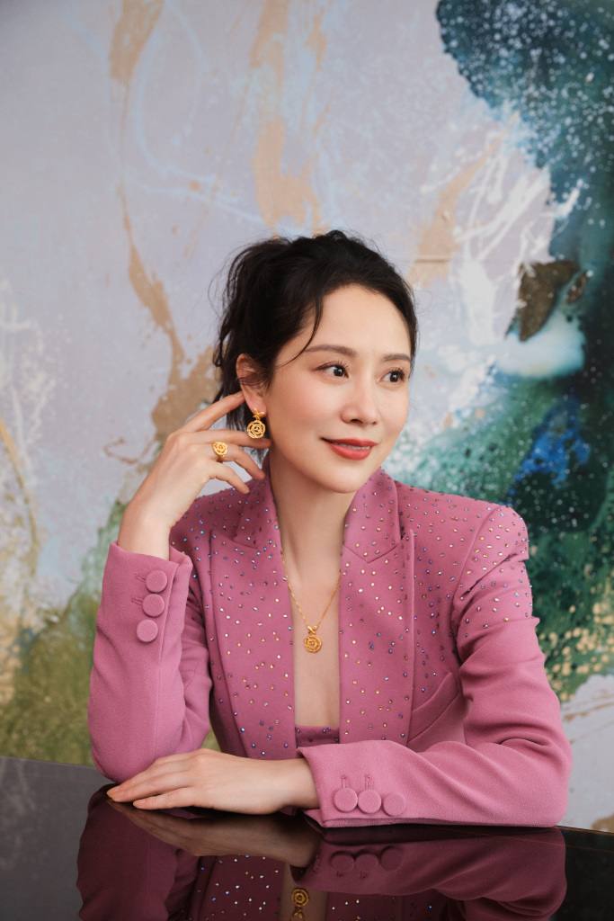 Haiqing's fashion aesthetic is amazing, wearing a pink suit to reduce ...