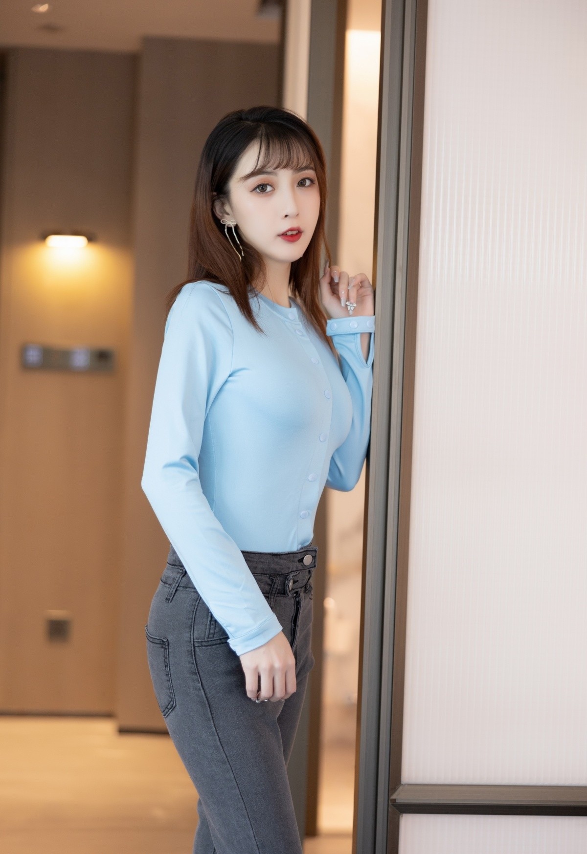 Model Lin Xinglan in a light blue top with dark jeans - iNEWS