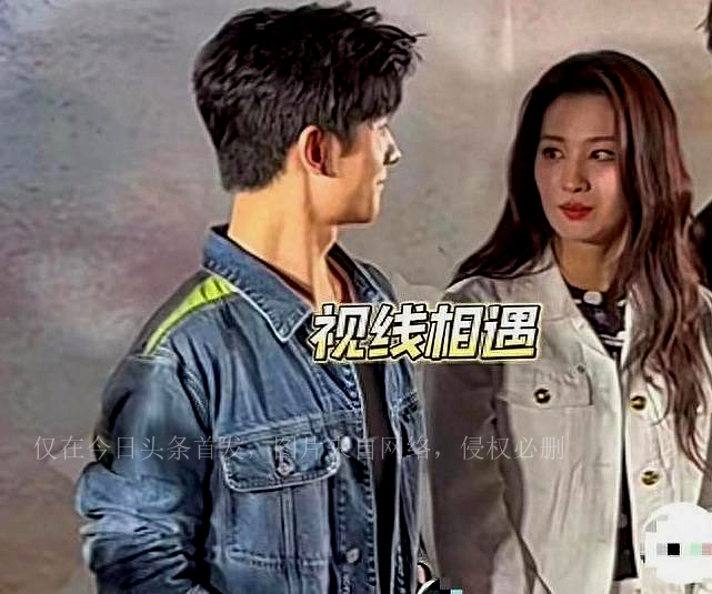 Yang Yang and Wang Churan shared a sweet look with each other on stage ...