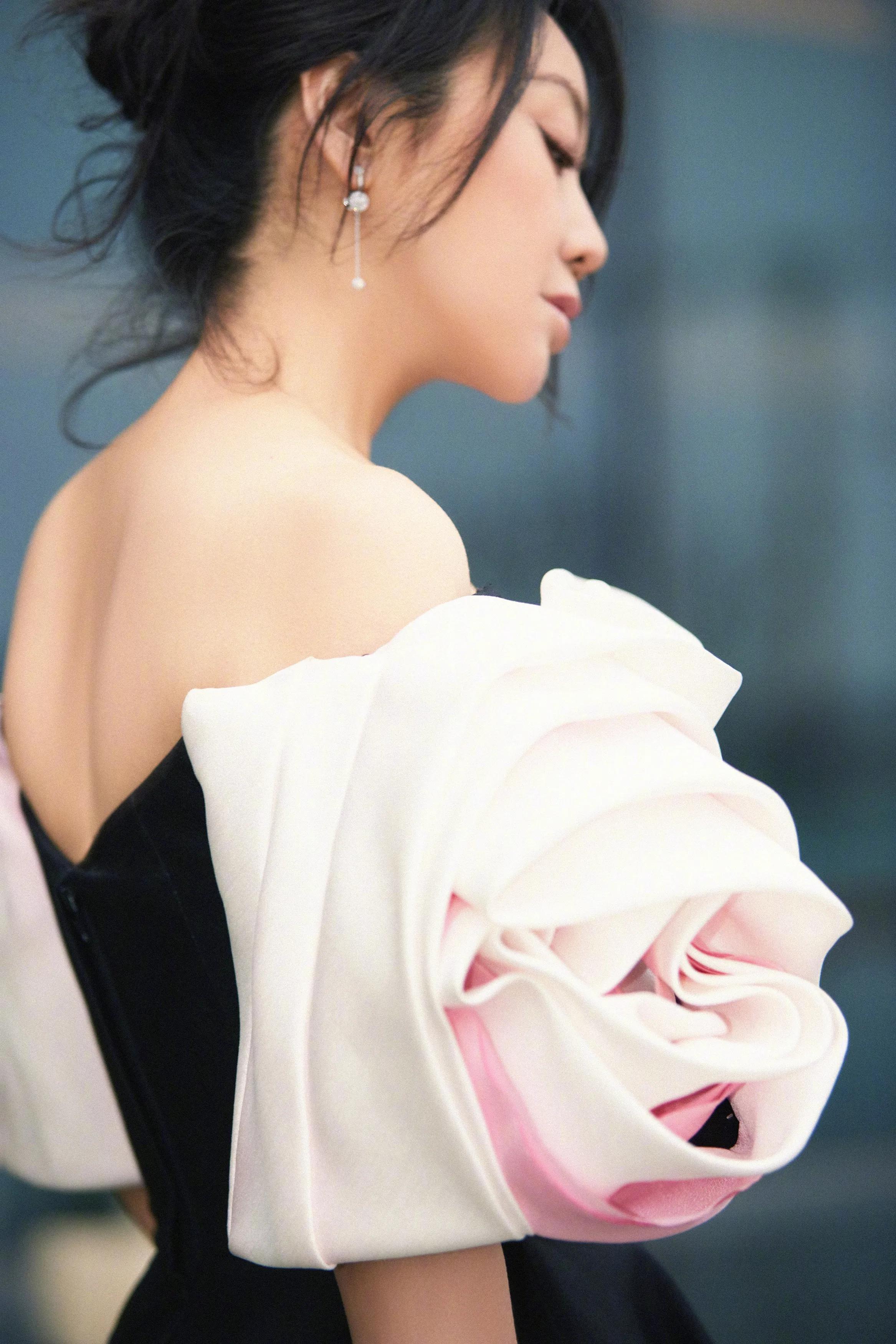 Yan Ni Qiangwei blooms so beautifully, and her sister is also blooming ...