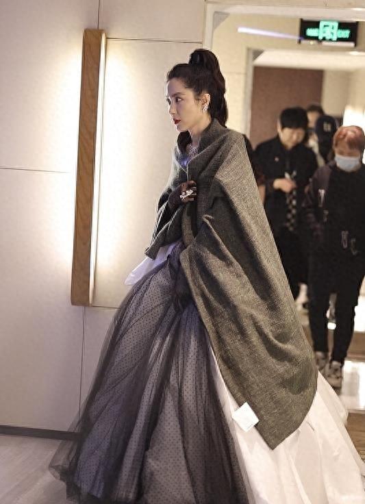 On the red carpet of Figaro, Zeng Li brought Xinjiang cotton with him ...