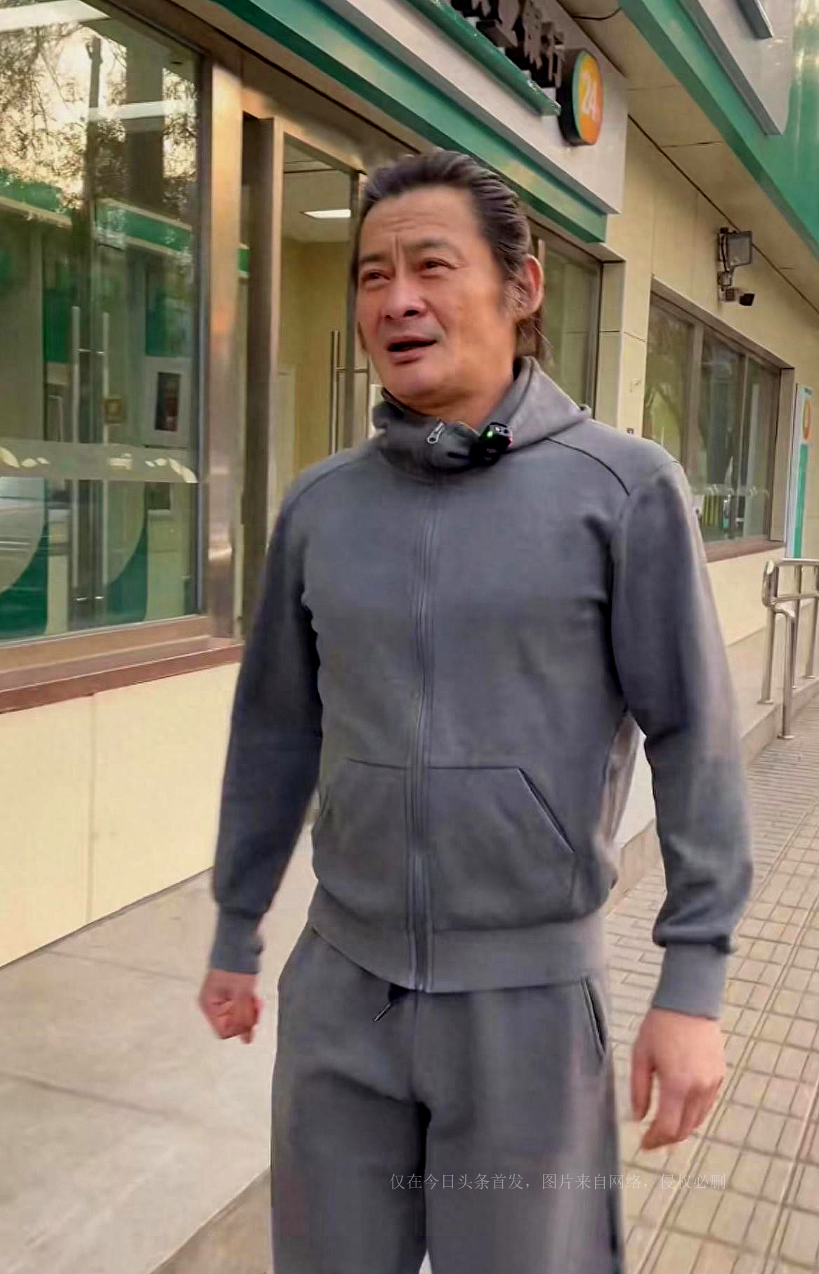 55-year-old Jing Gangshan buys oranges for his second wife on the ...