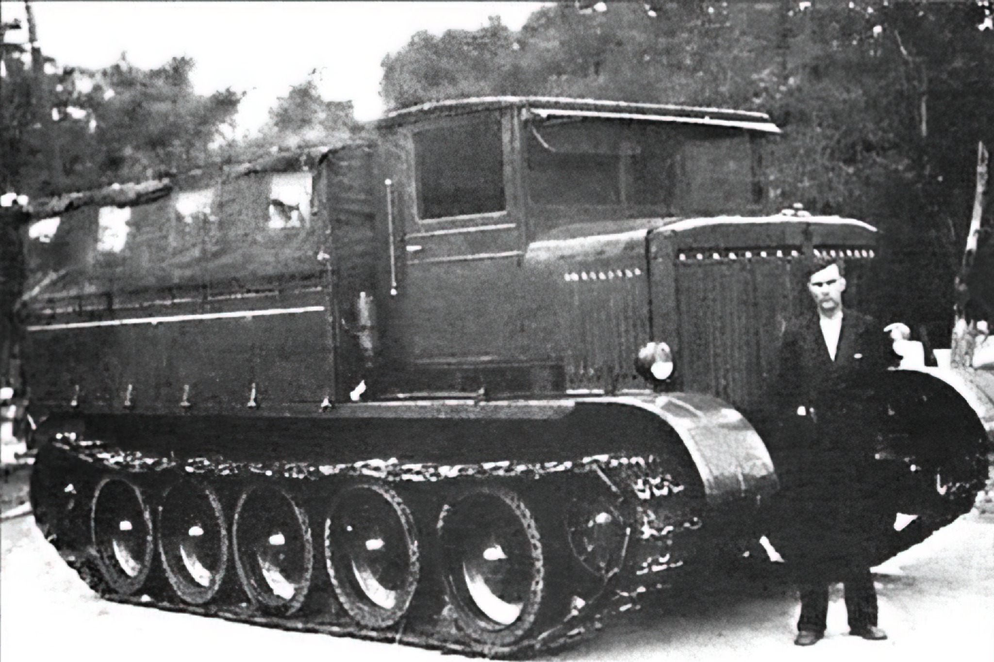 Soviet heavy "AT-45" artillery tractor - iMedia