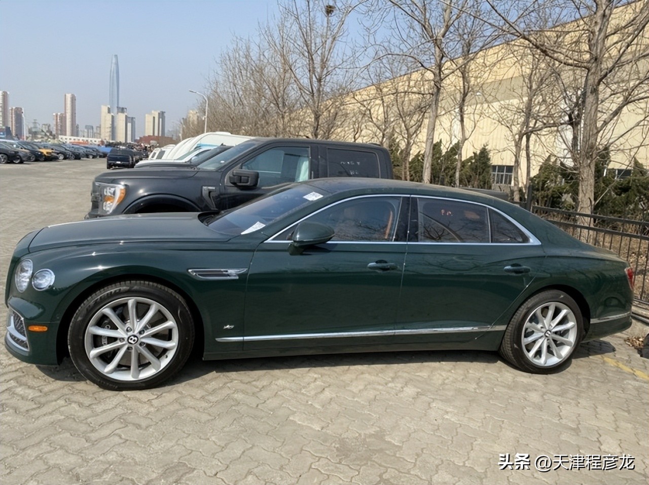 22 Bentley Flying Spur 4.0T Five-seat Tourmaline Green/Newmarket Brown ...