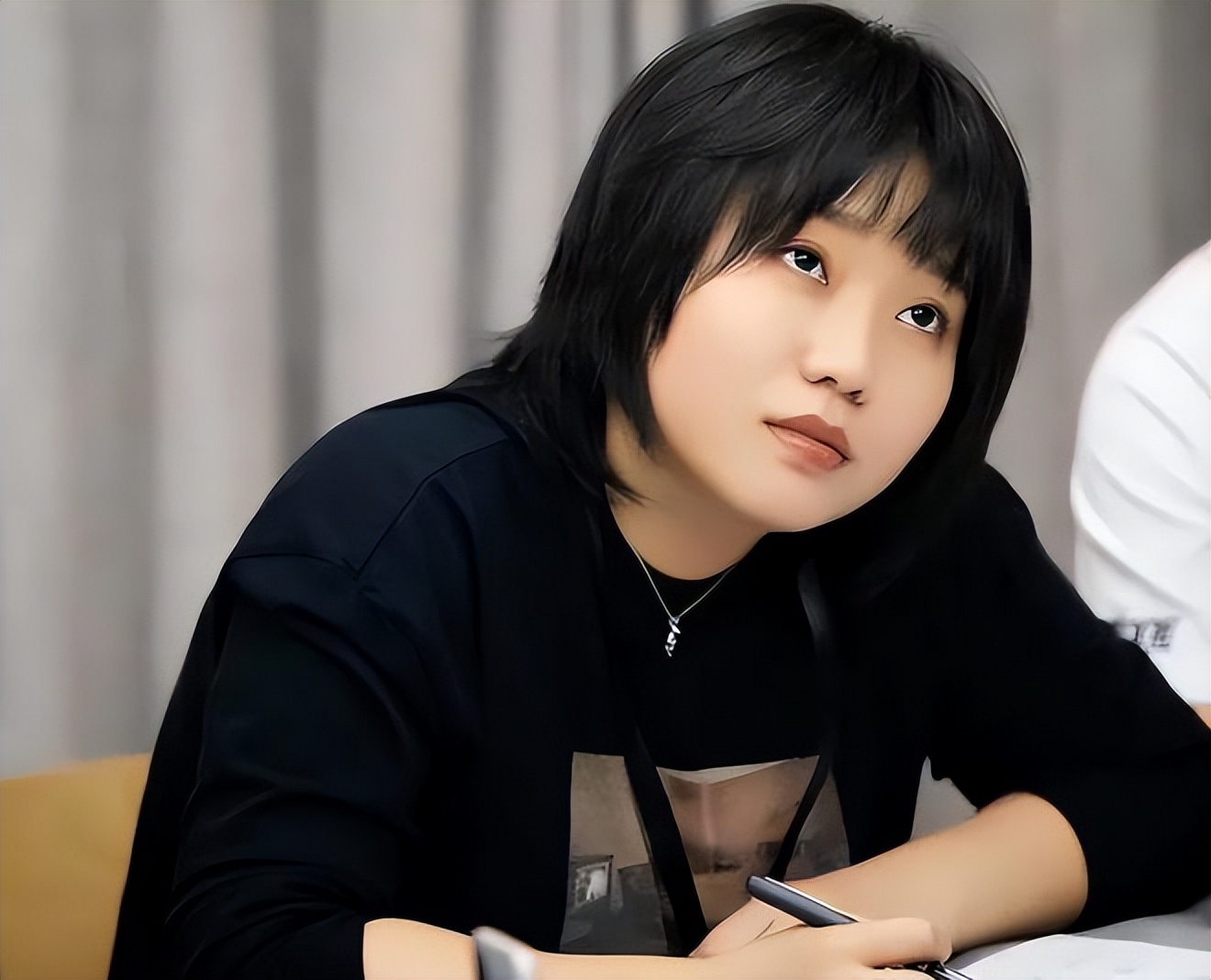 Li Xueqin wrote lyrics for the desperate theme song: talent is a person ...