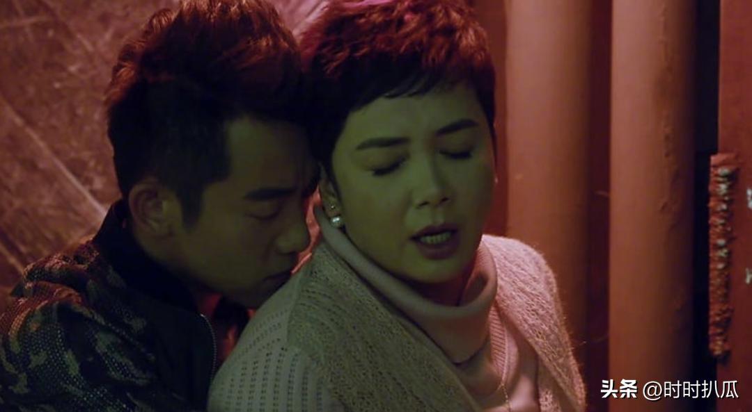 Sticking out tongue, kissing swollen lips, "middle-aged and elderly ...