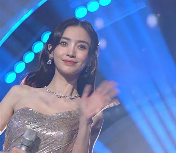 Actress Dou Yan at the Lantern Festival Gala, Yang Ying only cares ...